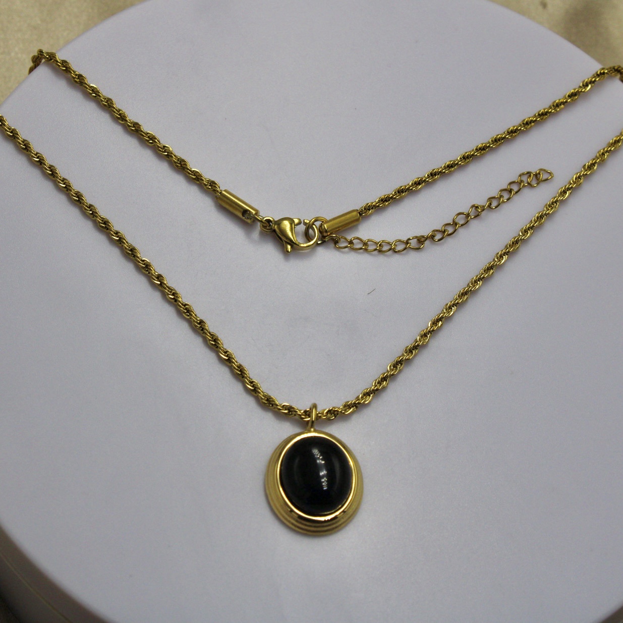 Cadena Torzada Circulo Negro – Caramel